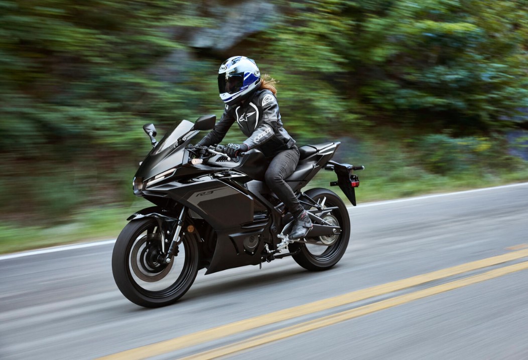 Yamaha R3 2025 Midnight Black | Motopark.cz